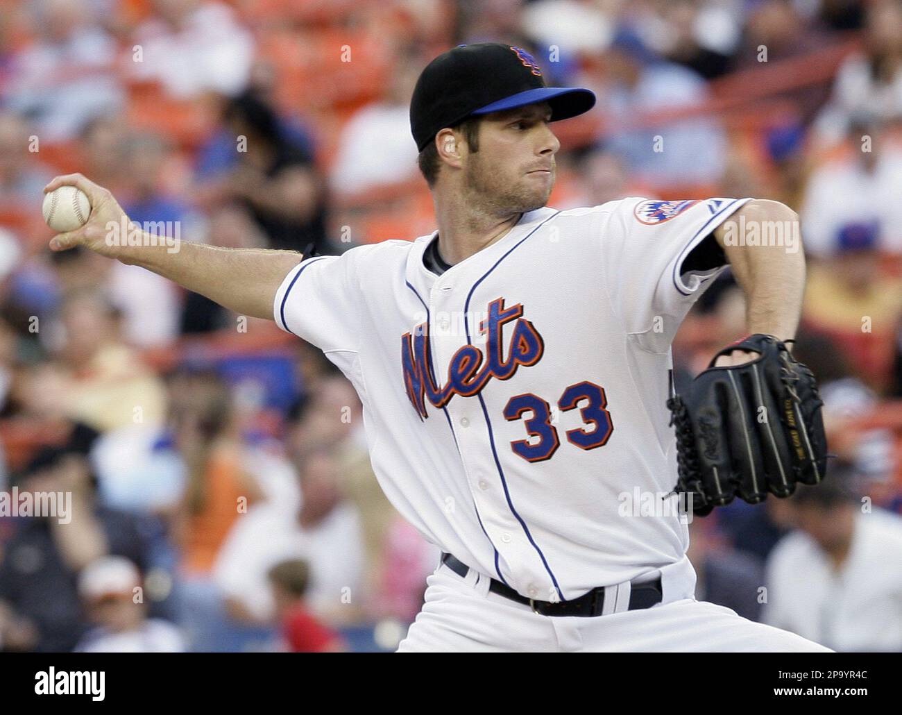 New York Mets pitcher John Maine delivers against the Seattle Mariners ...