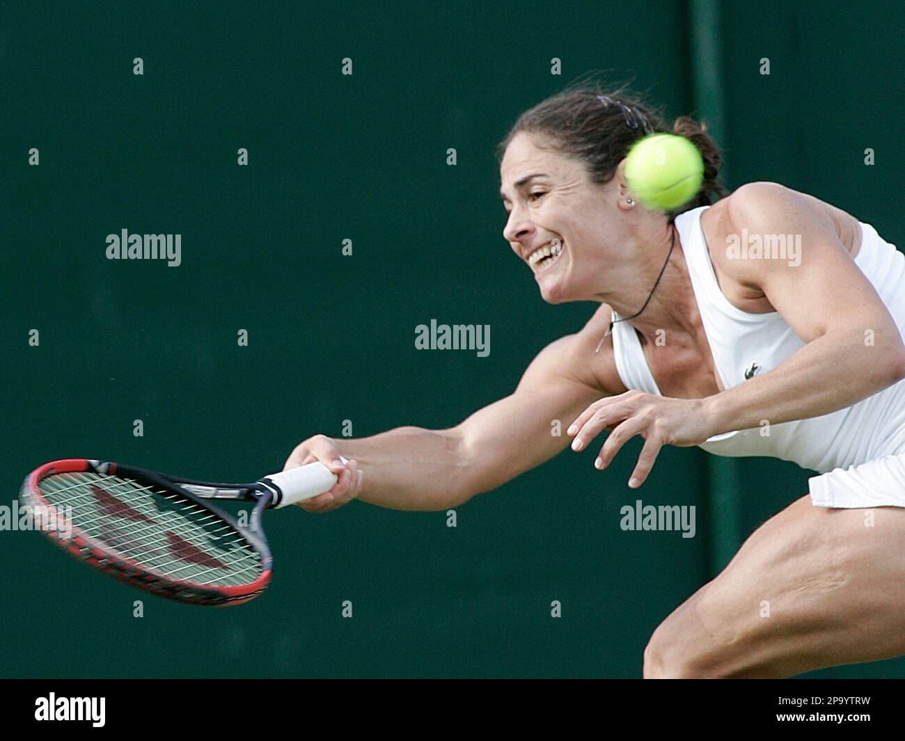Spain's Virginia Ruano Pascual returns to France's Amelie Mauresmo ...