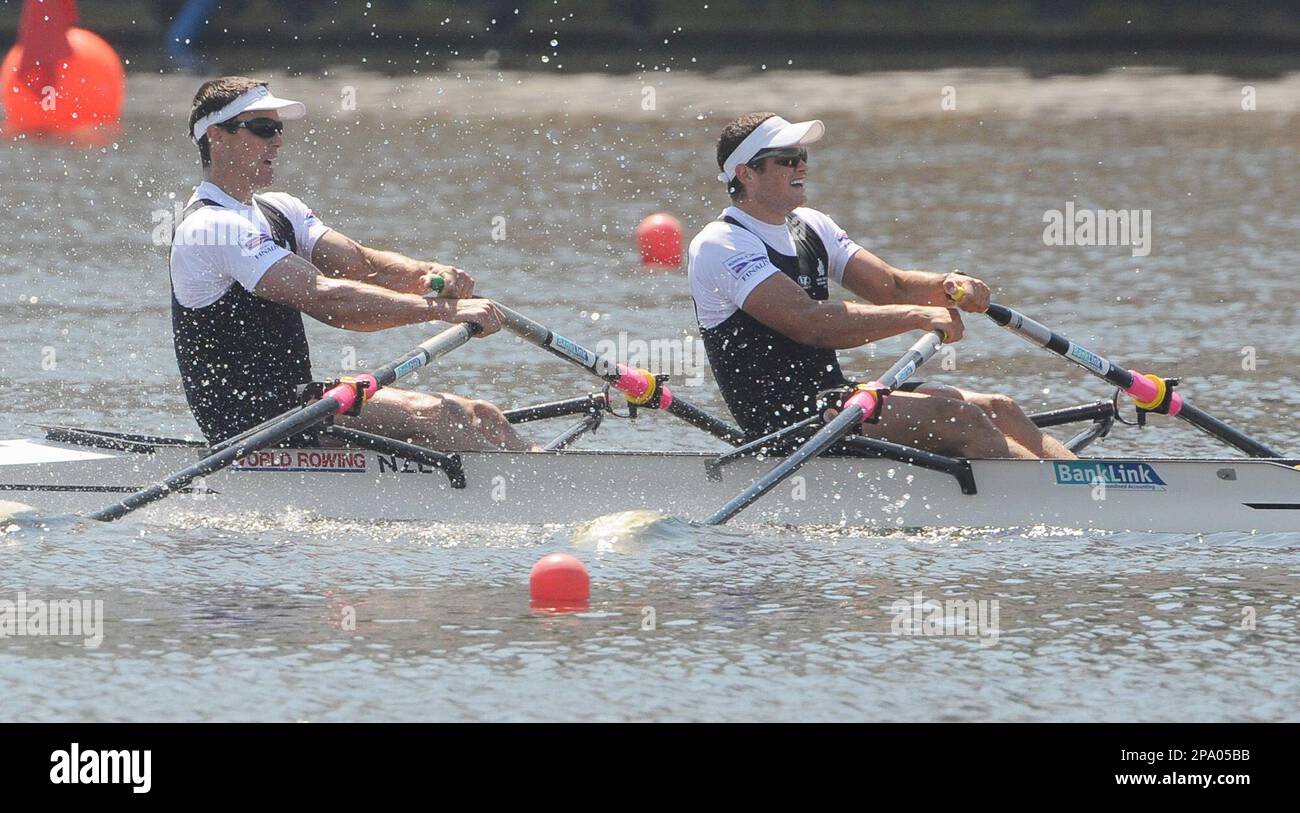 New Zealand's Rob Waddell, left, and Nathan Cohen row on their way to ...
