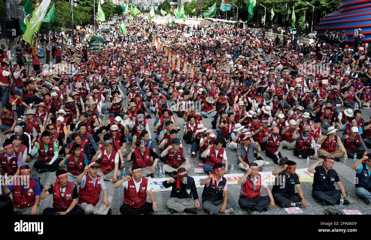 South Korean construction workers from Korean Confederation of Trade ...