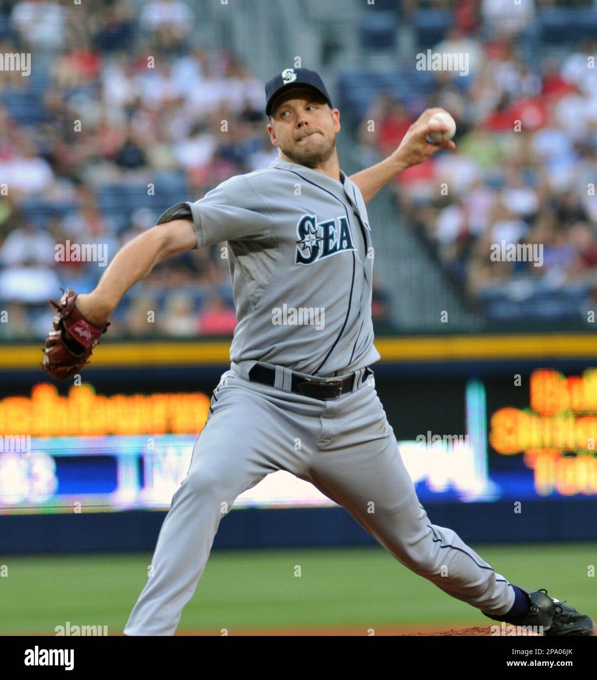 Seattle Mariners starter Jarrod Washburn delivers to the Atlanta Braves ...