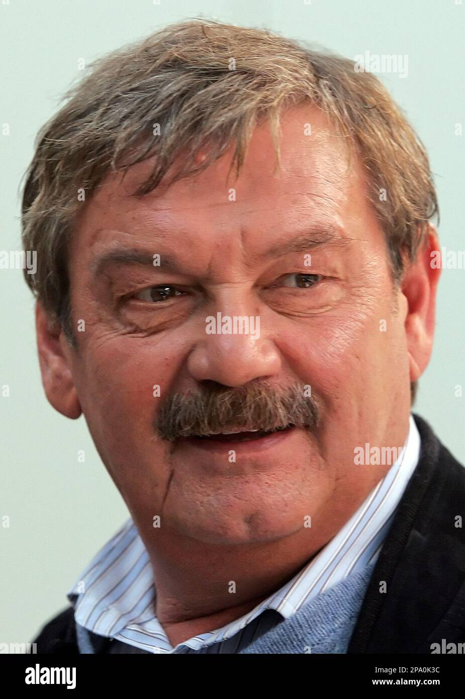 ** ARCHIV ** Der Schauspieler Wolfgang Winkler posiert am 20. Sept ...