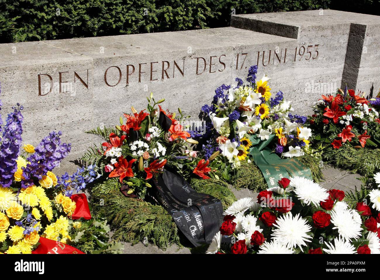 Blumen und Kraenze liegen am Dienstag, 17. Juni 2008, zum Gedenken an ...