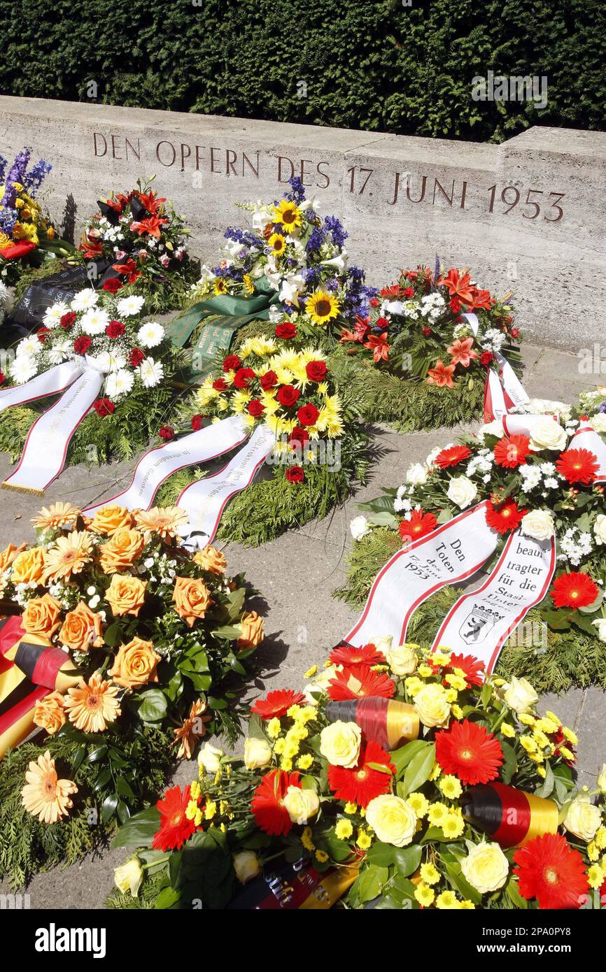 Blumen und Kraenze liegen am Dienstag, 17. Juni 2008, zum Gedenken an ...