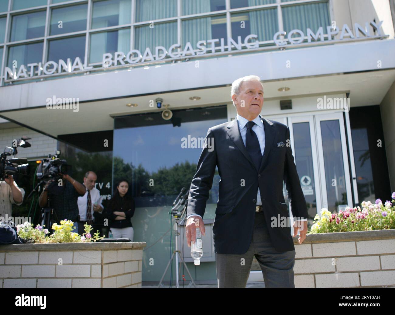 Former NBC News anchor Tom Brokaw, walks away after making remarks ...