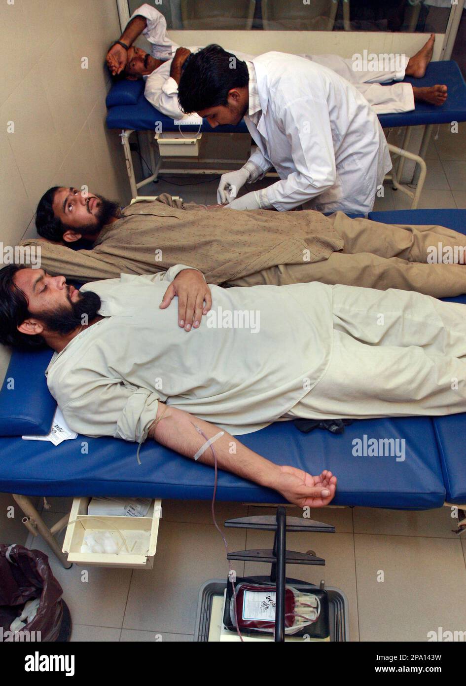 Pakistani men donate blood on World Blood Donor Day in Karachi ...