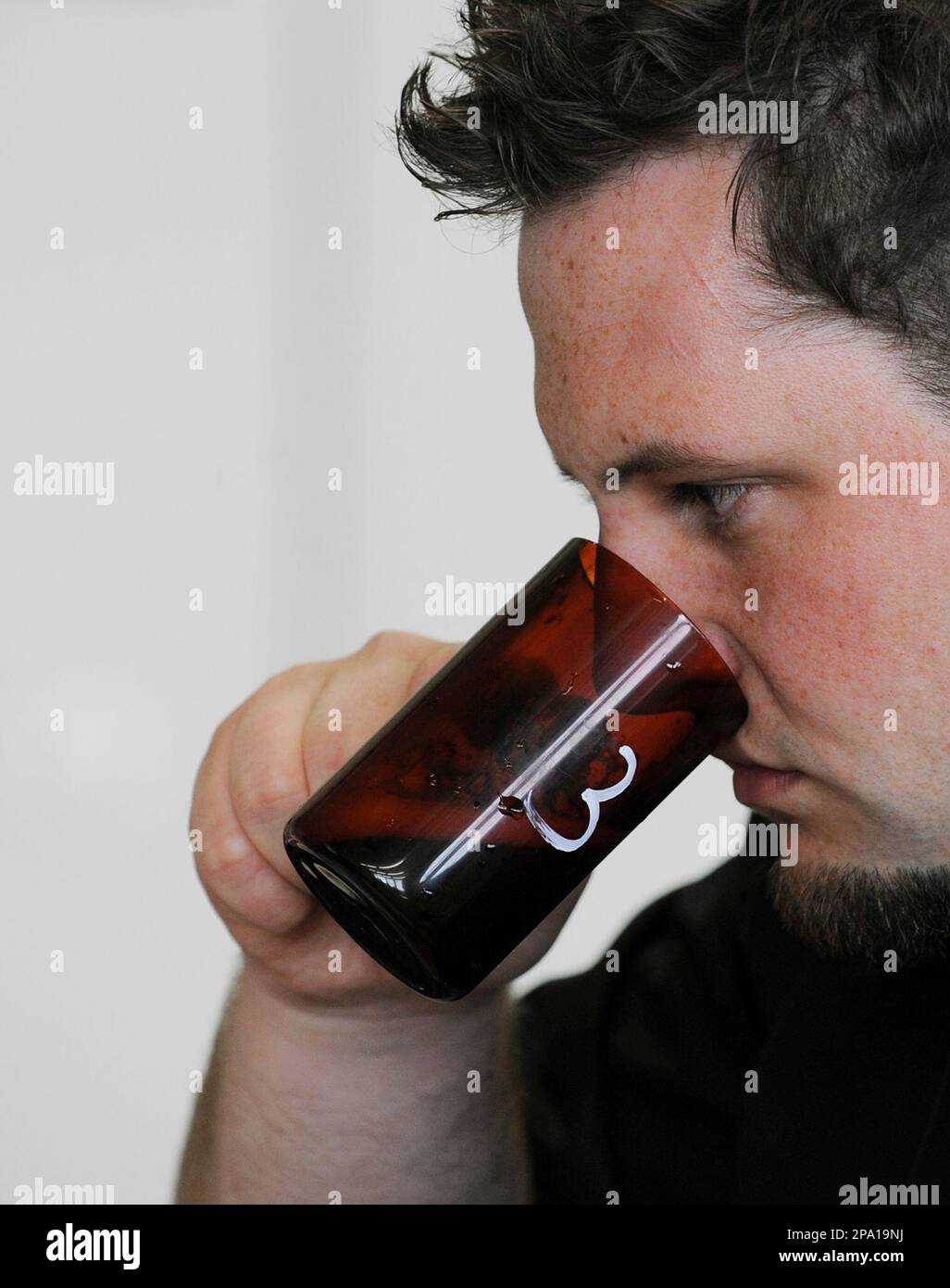 Christopher Nueter riecht am Donnerstag, 12. Juni 2008, im ...