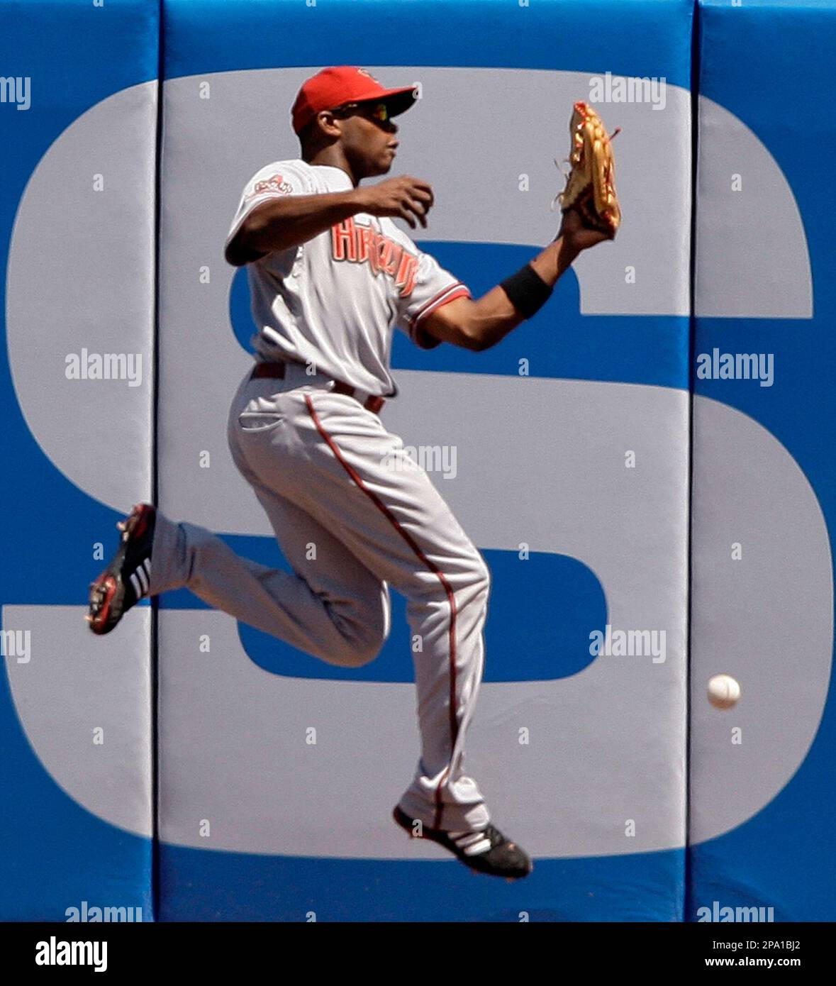 Arizona Diamondbacks right fielder Justin Upton loses track of David ...