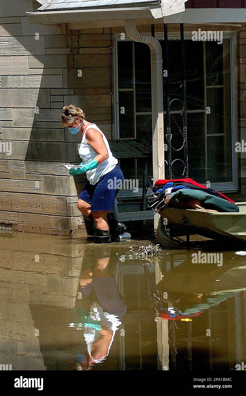 Jennifer Mack helps salvage items from her niece and nephew's house in ...