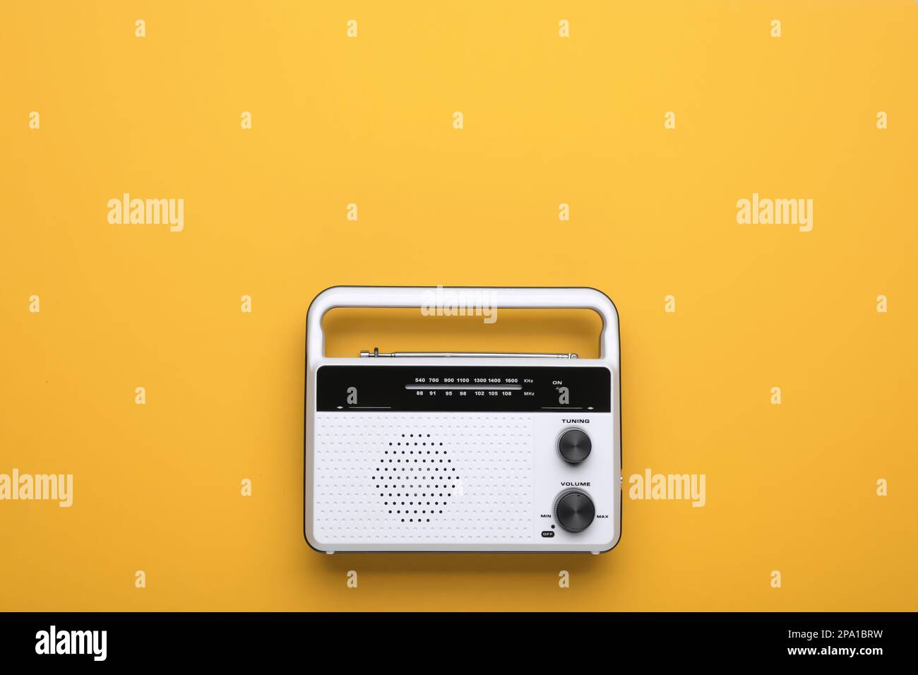Retro radio yellow hi-res stock photography and images - Alamy