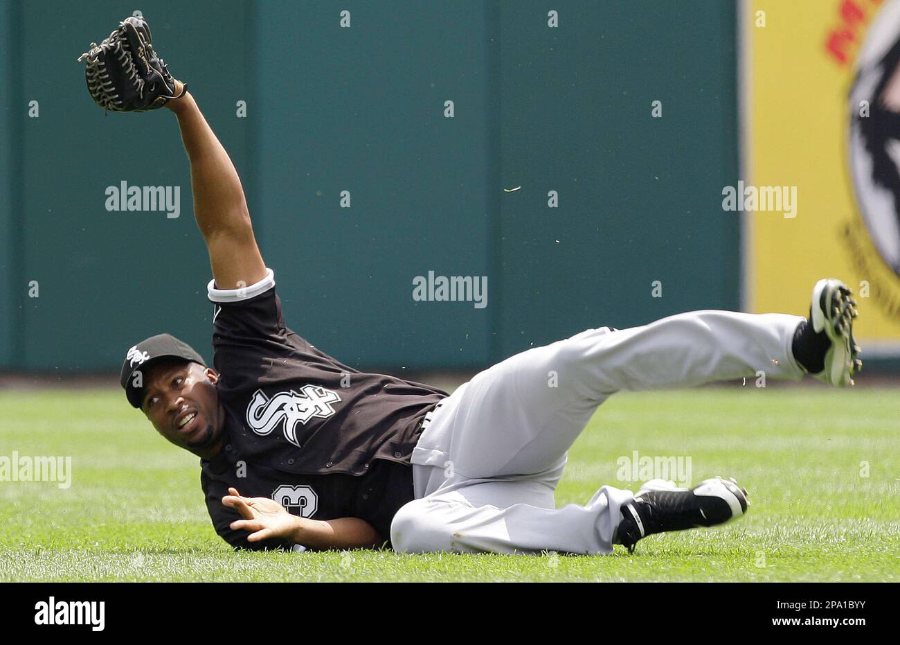 Chicago White Sox right fielder Jermaine Dye catches a Detroit Tigers ...