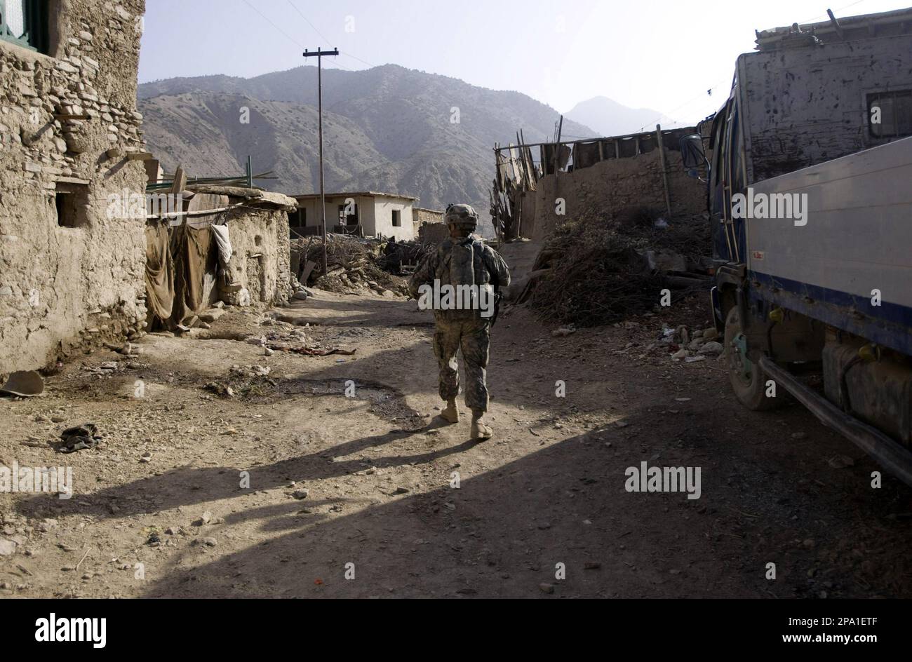 U.S. Army Staff Sergeant Carl Box from 101st Airborne Division, 506th ...