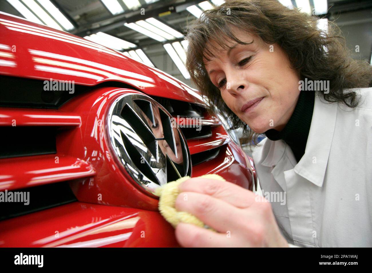 ** ARCHIV ** Eine Arbeiterin poliert am 15. Feb. 2007 in Wolfsburg im ... ** ARCHIV ** Eine Arbeiterin poliert am 15. Feb. 2007 in Wolfsburg im ...
