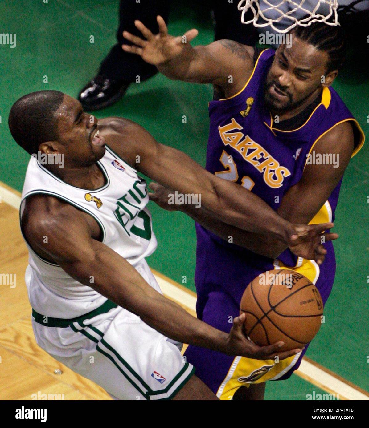 Boston Celtics forward Leon Powe, left,drives for the basket against ...