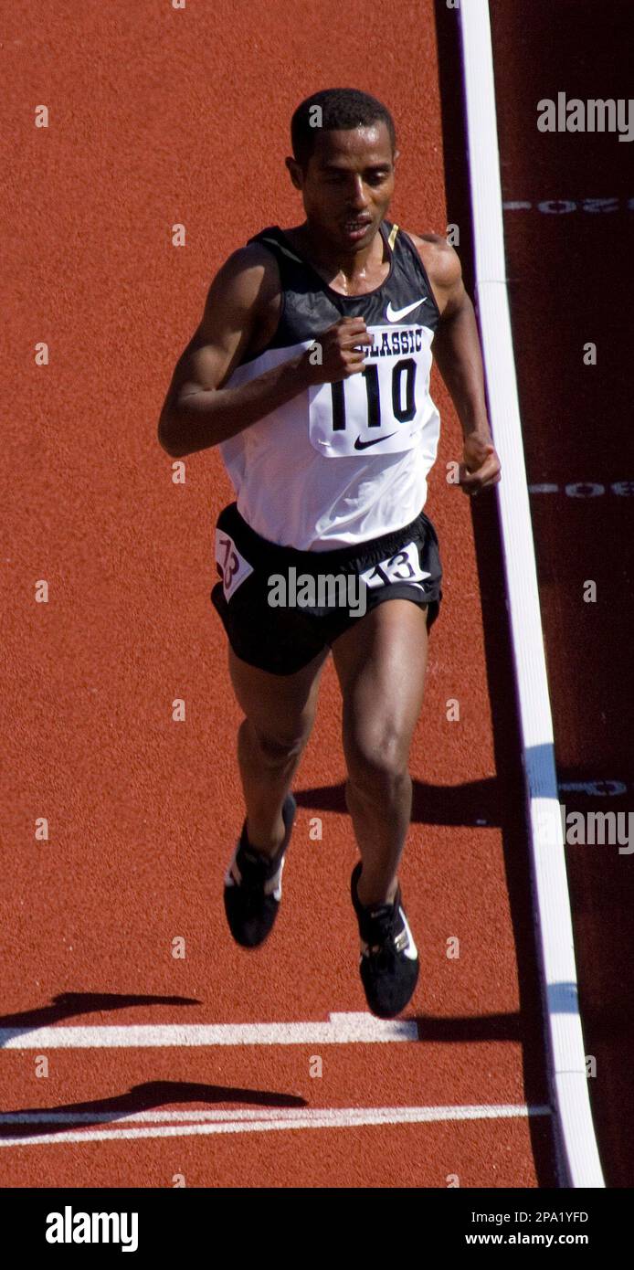 Distance runner Kenenisa Bekele, from Ethiopa, heads into a turn during ...
