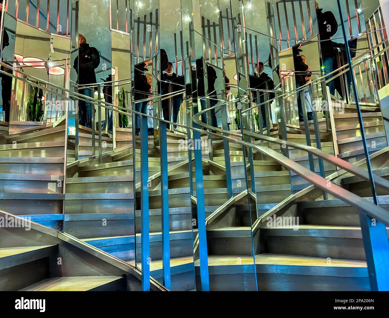 Illusion distort distortion hi-res stock photography and images - Alamy