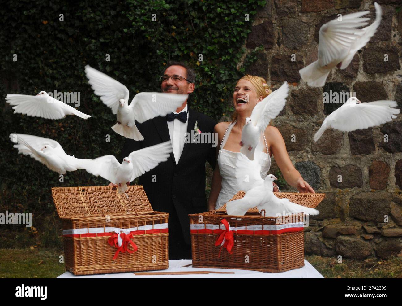 Der Brandenburger Ministerpraesident Matthias Platzeck, links, und seine Ehefrau Jeanette ...