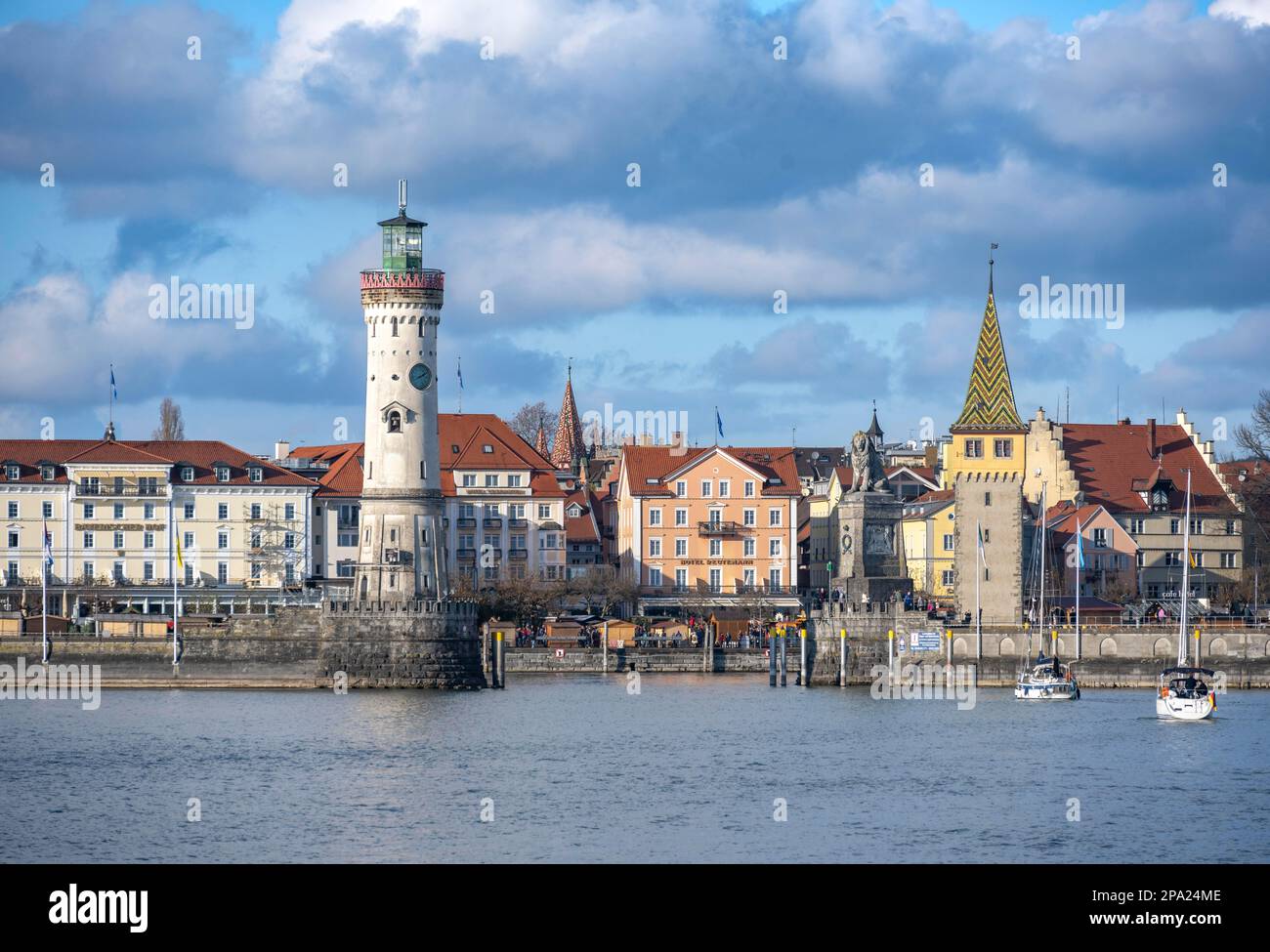 Harbour entrance of Lindau harbour, pier with New Lindau Lighthouse and ...