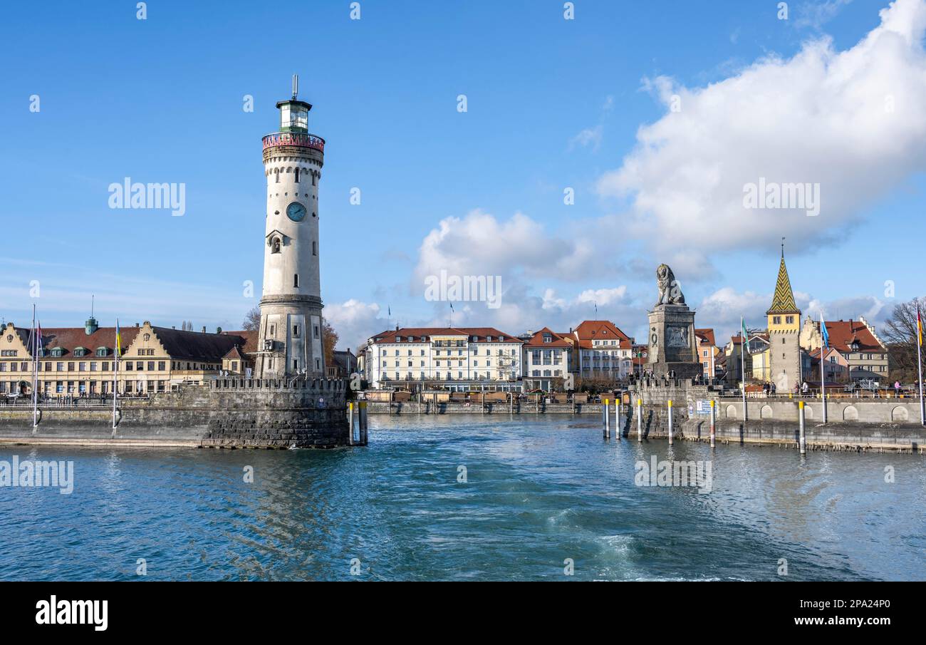 Harbour entrance of Lindau harbour, pier with New Lindau Lighthouse and ...