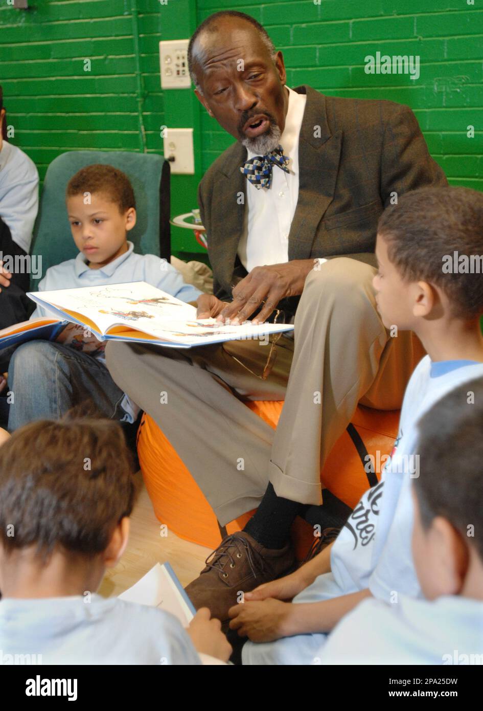Former Boston Celtics player and coach Tom "Satch" Sanders reads to ...