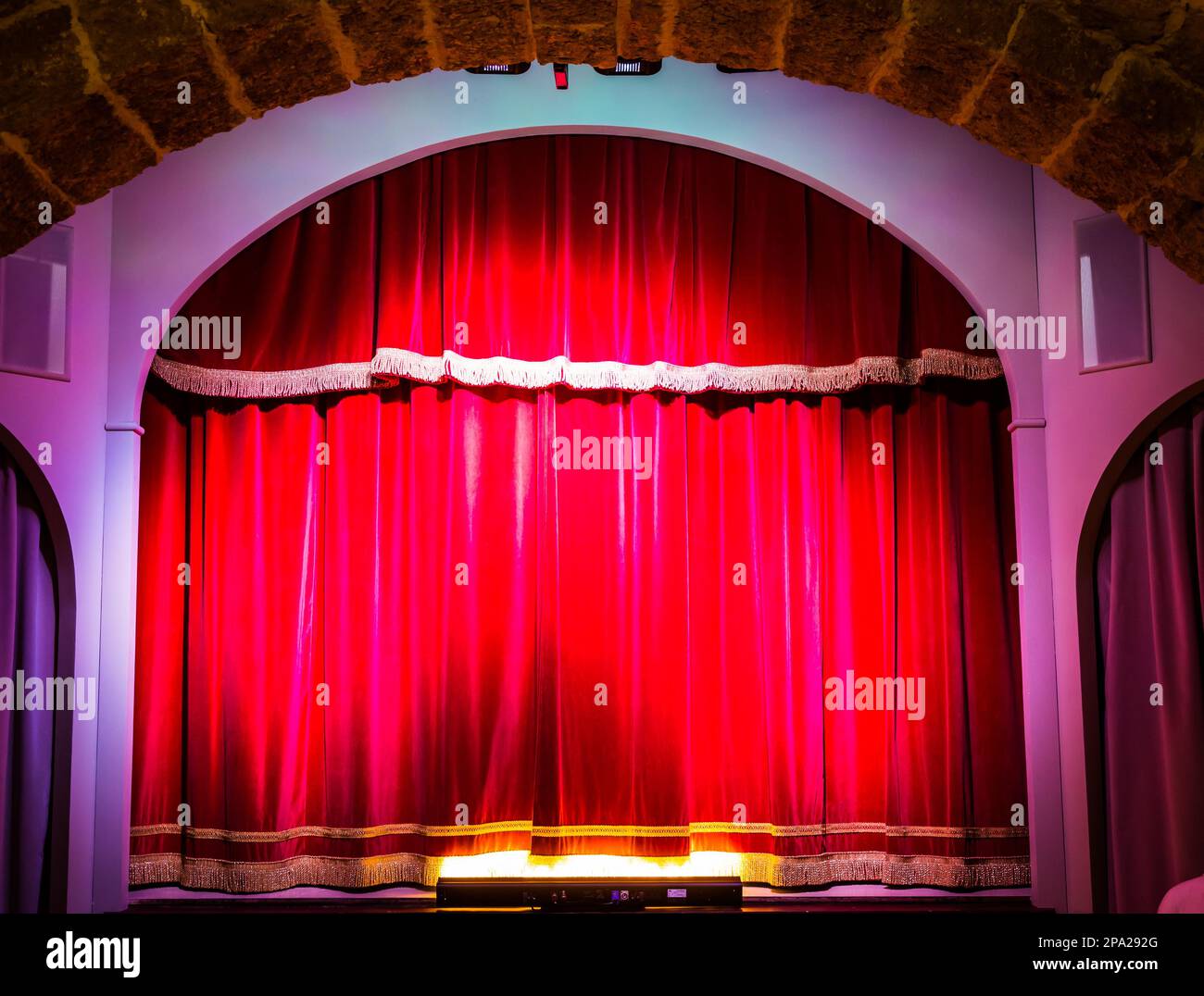 Red curtain theatre hi-res stock photography and images - Alamy