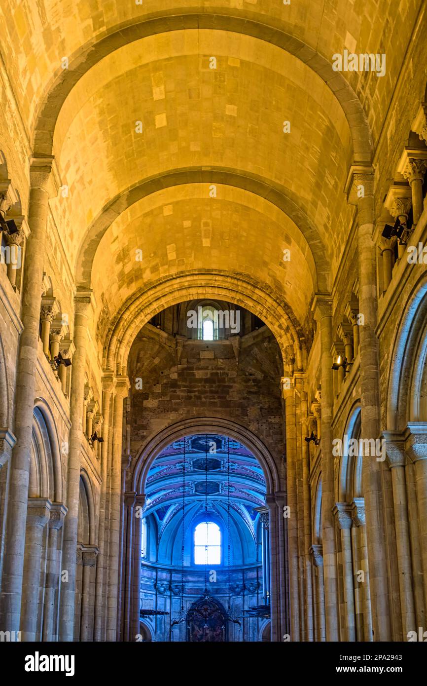 Vertical vanishing point of the columns and arches inside of the ...