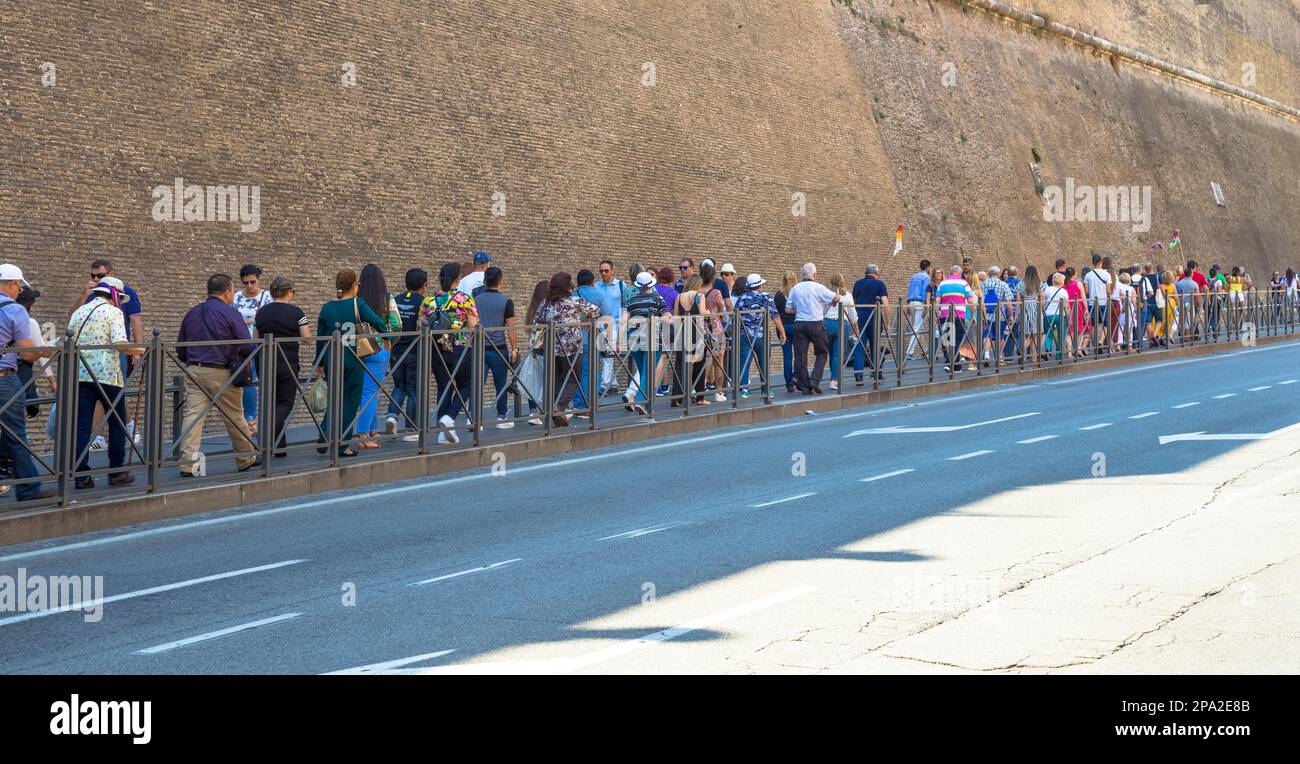 ROME, VATICAN STATE - AUGUST 24, 2018: people il line for the entrance ...
