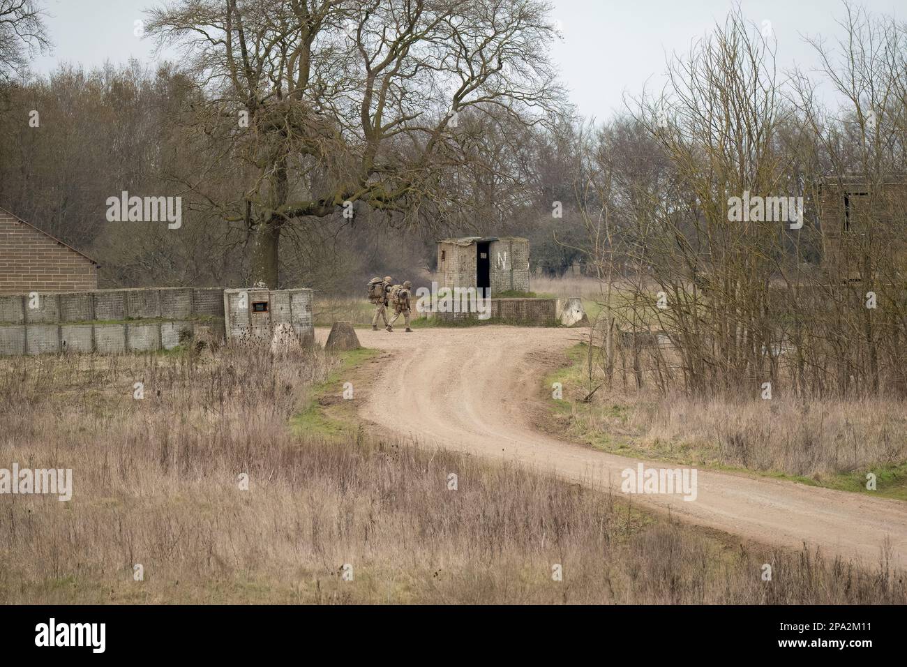 British army infantry soldiers in a battle ready camp, Wiltshire UK ...