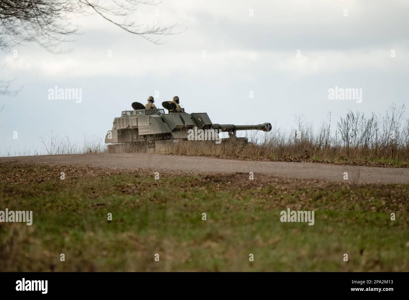 a British army military AS90 (AS-90 Braveheart Gun Equipment 155mm L131 ...