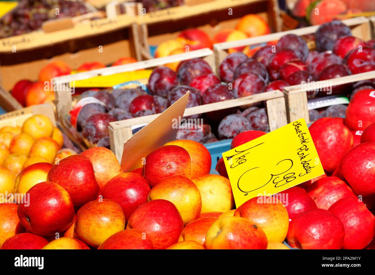 Fruit stall price tag hi-res stock photography and images - Alamy