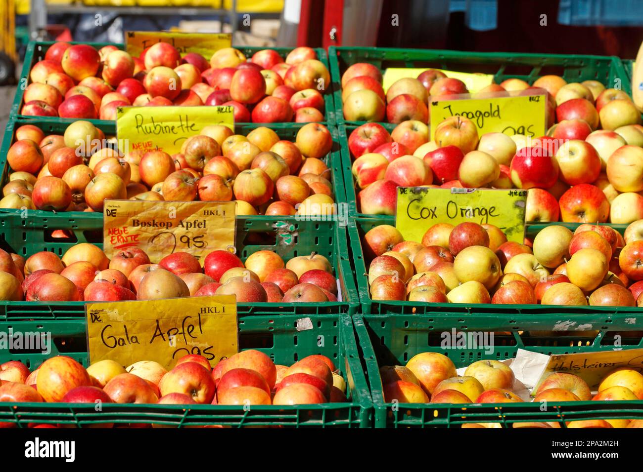 Apple stall hi-res stock photography and images - Alamy