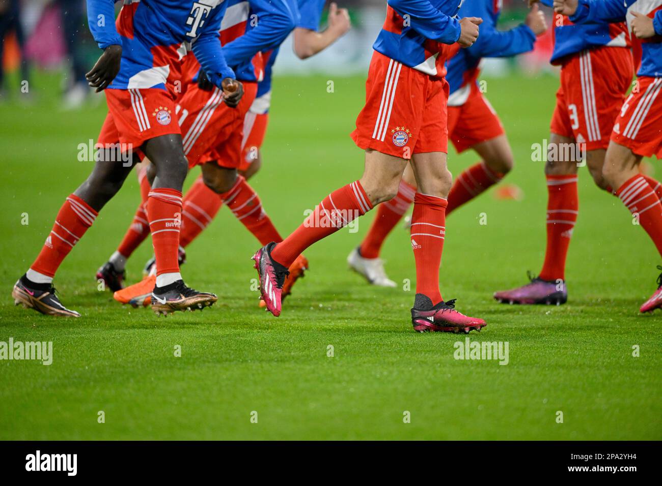 Warm-up, pre-match training, FC Bayern Munich FCB players legs, CL ...