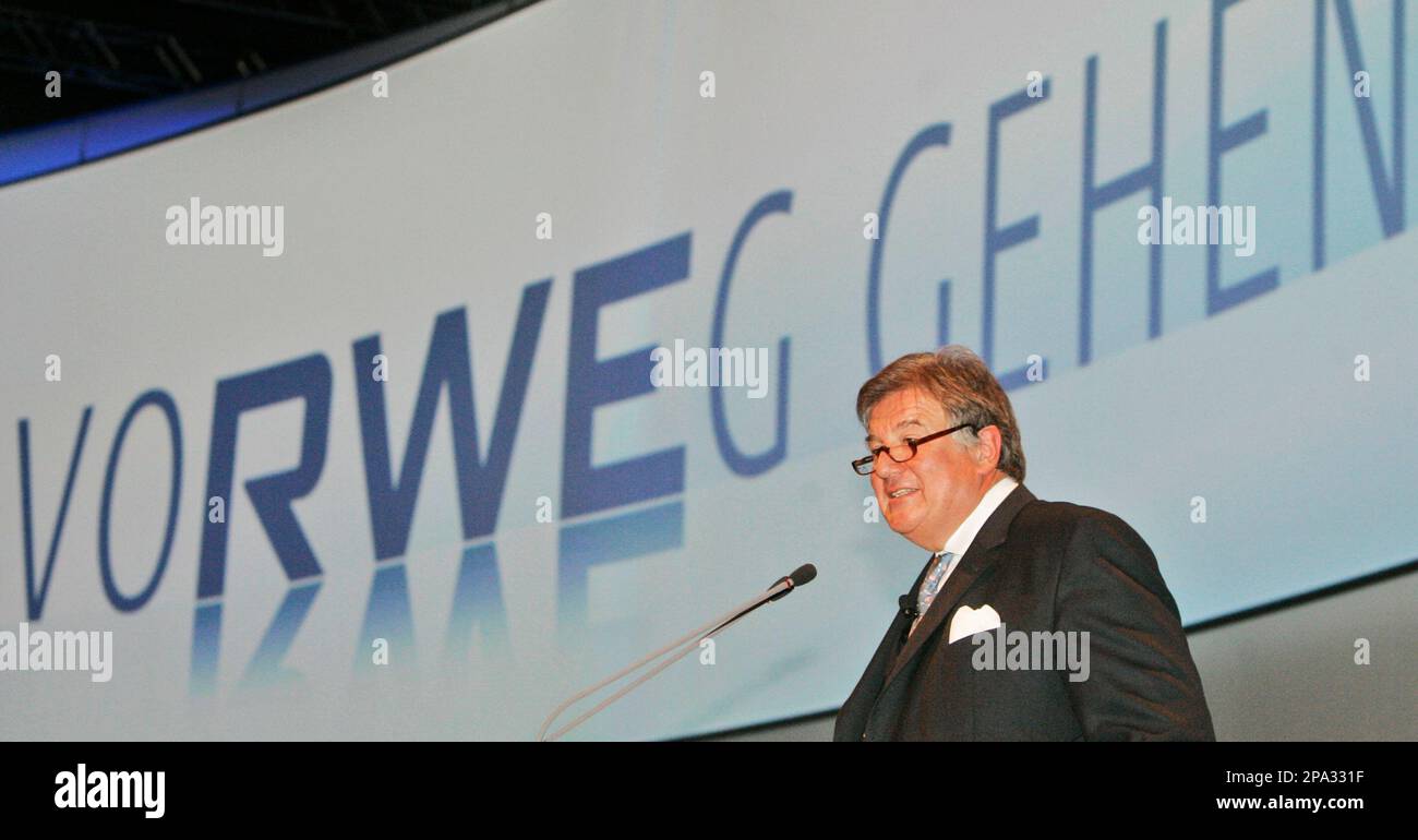 ** ARCHIV ** Der Vorstandsvorsitzende Juergen Grossmann spricht am 17 ...