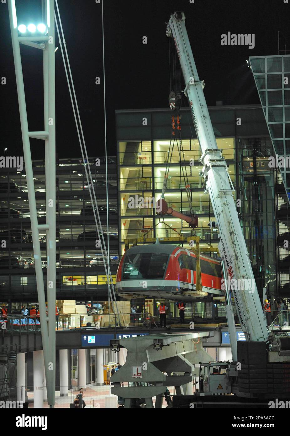 Das Modell der Magnetschwebebahn Transrapid haengt am Mittwochabend, 28 ...