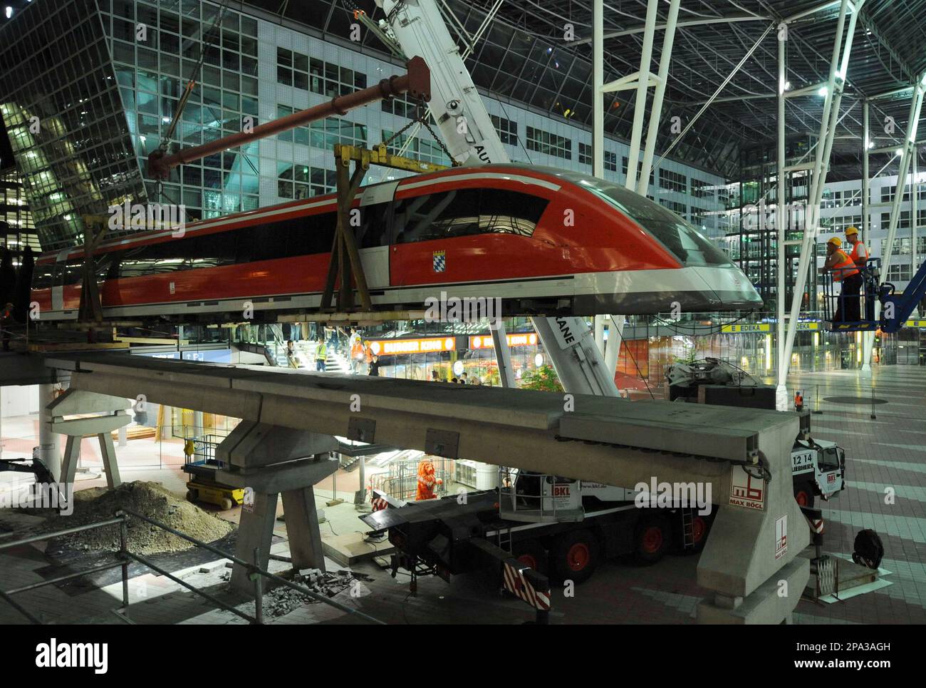 Das Modell der Magnetschwebebahn Transrapid haengt am Mittwochabend, 28 ...
