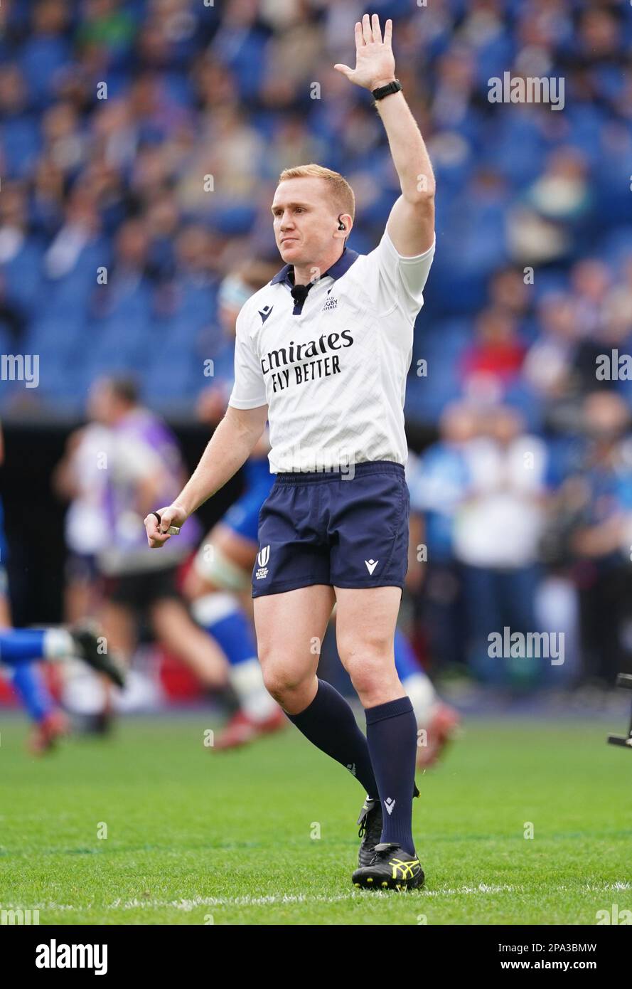Referee Damon Murphy awards Wales a penalty try during the Guinness Six ...