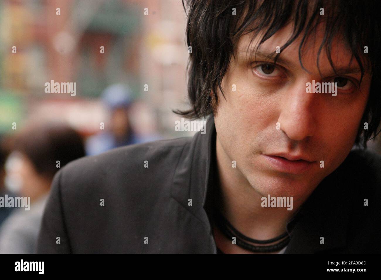 ** ARCHIV ** Der Saenger Jesse Malin in Chinatown in New York am 5. Mai ...