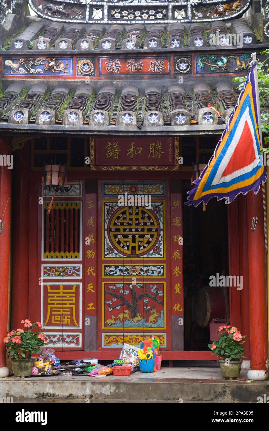 Vietnam hoi door traditional architecture hi-res stock photography and ...