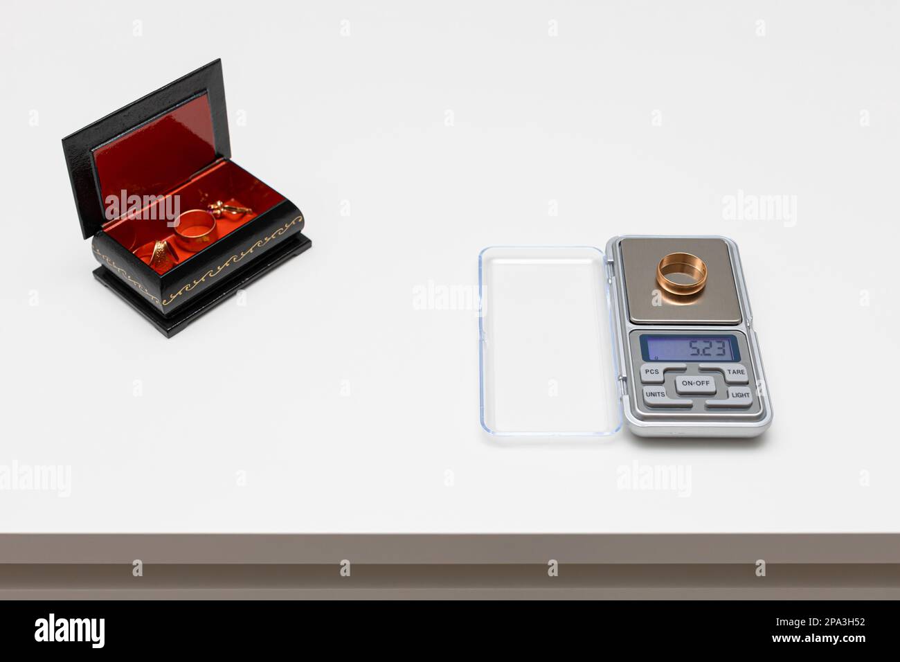 Scale with gold jewelry hi-res stock photography and images - Alamy