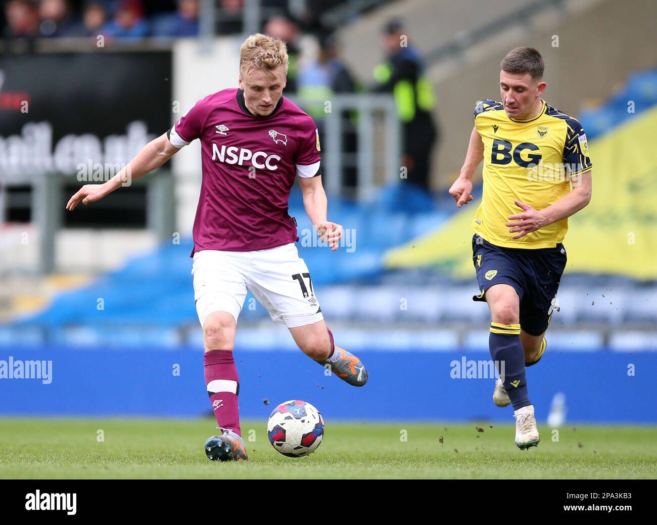 Derby County's Louie Sibley (left) and Oxford United's Cameron ...