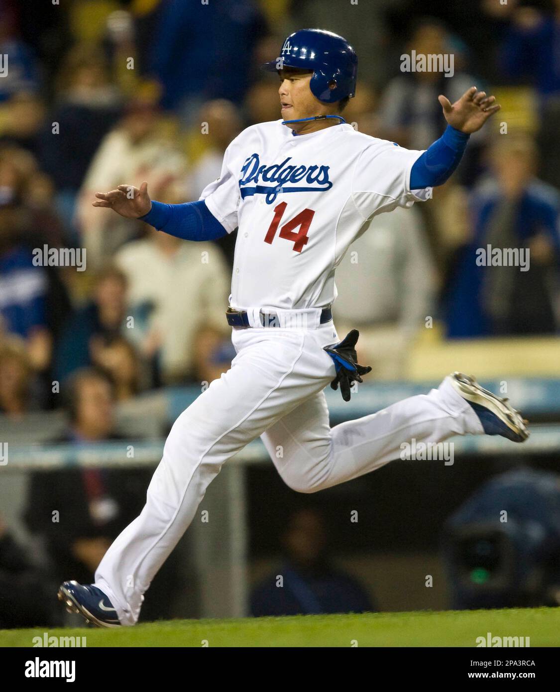 Los Angeles Dodgers' Chin-lung Hu, of Taiwan, scores from third base on ...