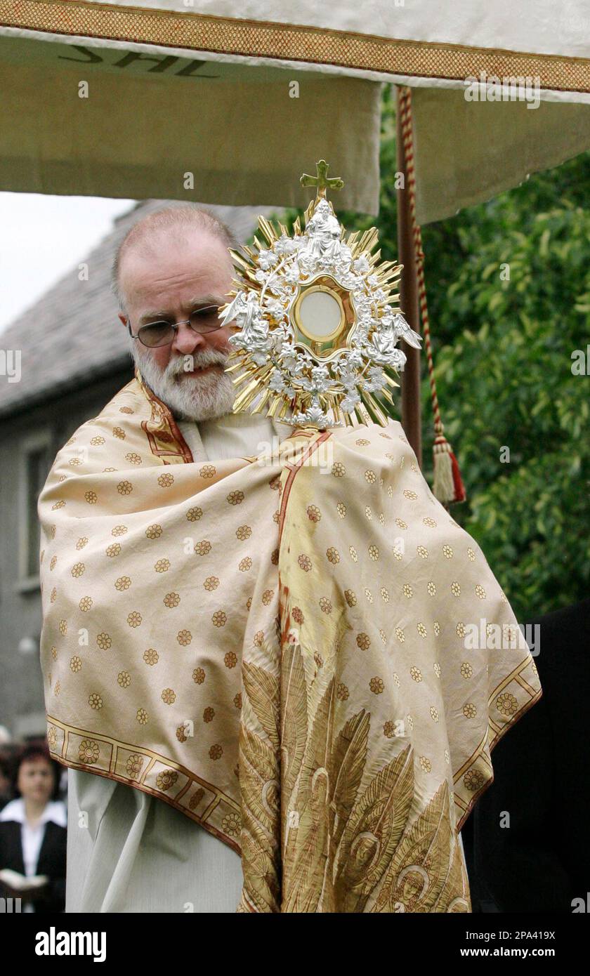 Der sorbische Pfarrer Michael Nawka traegt am Donnerstag, 22. Mai 2008 ...