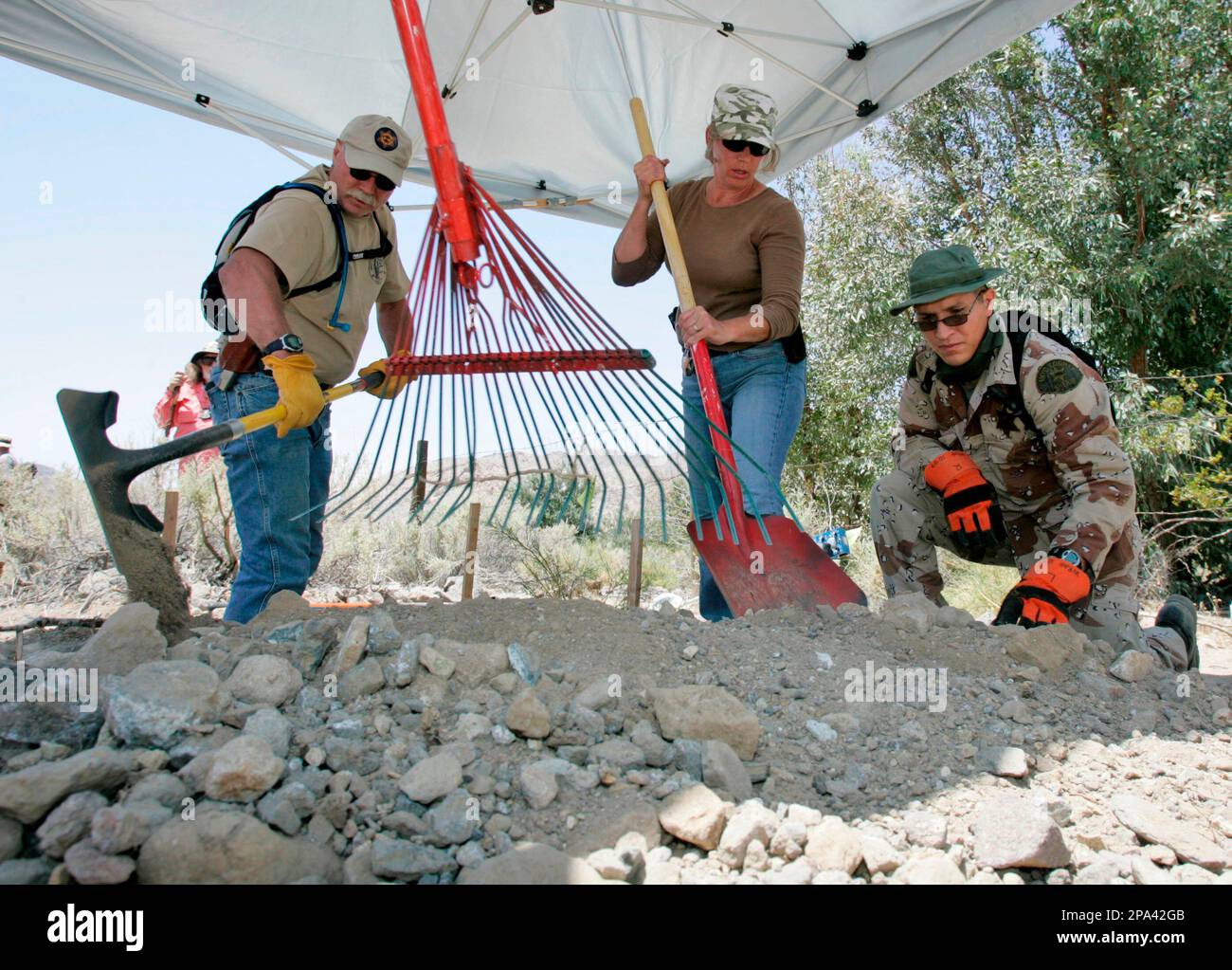 ** RETRANSMISSION FOR ALTERNATE CROP ** From left, investigators Ed ...