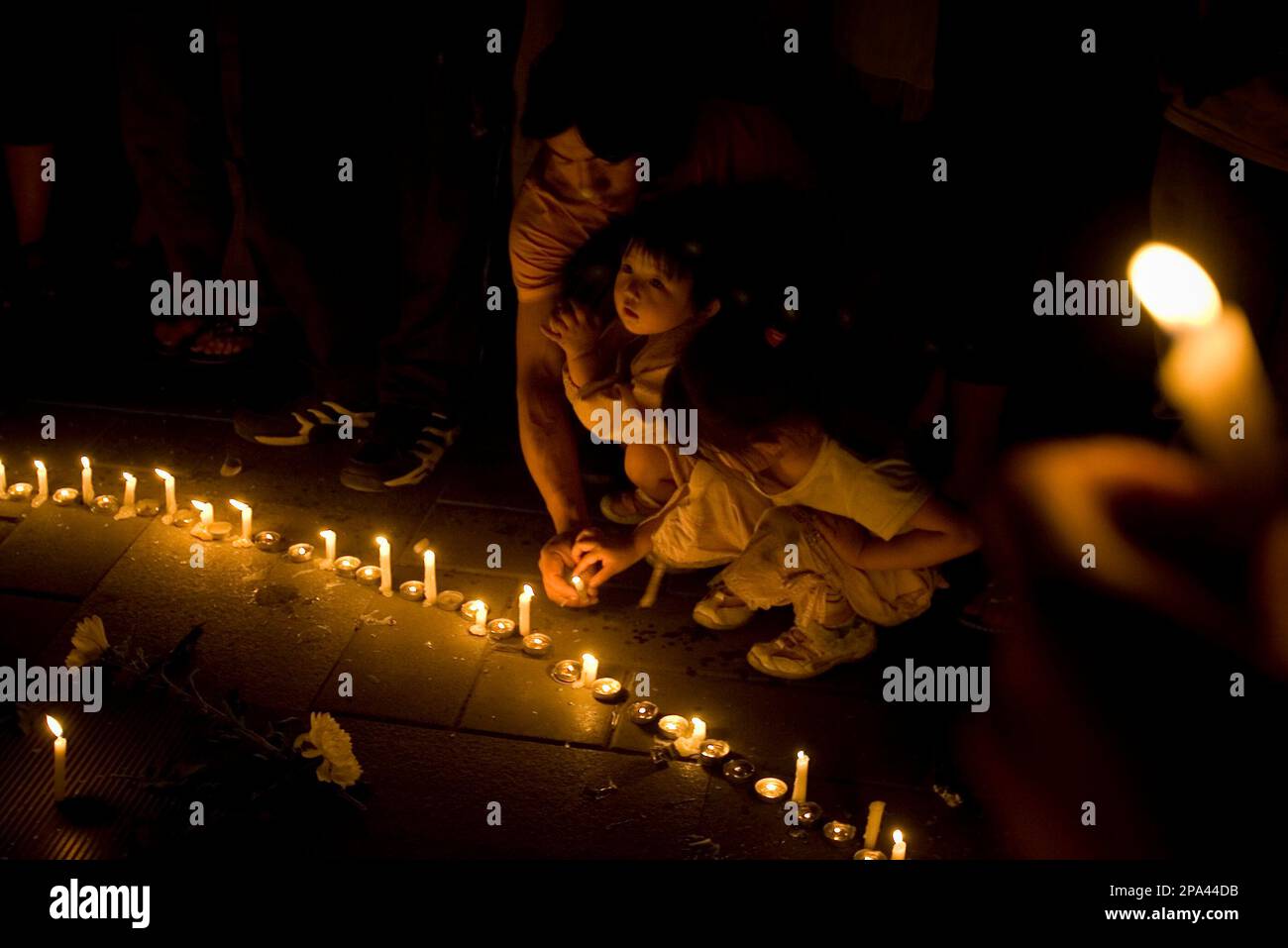 Chinese people light candles to mourn for the Sichuan earthquake dead ...