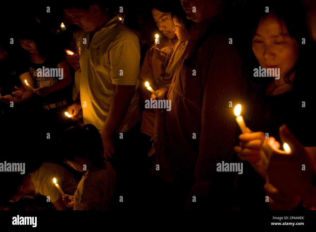 Chinese people light candles to mourn for the Sichuan earthquake dead ...