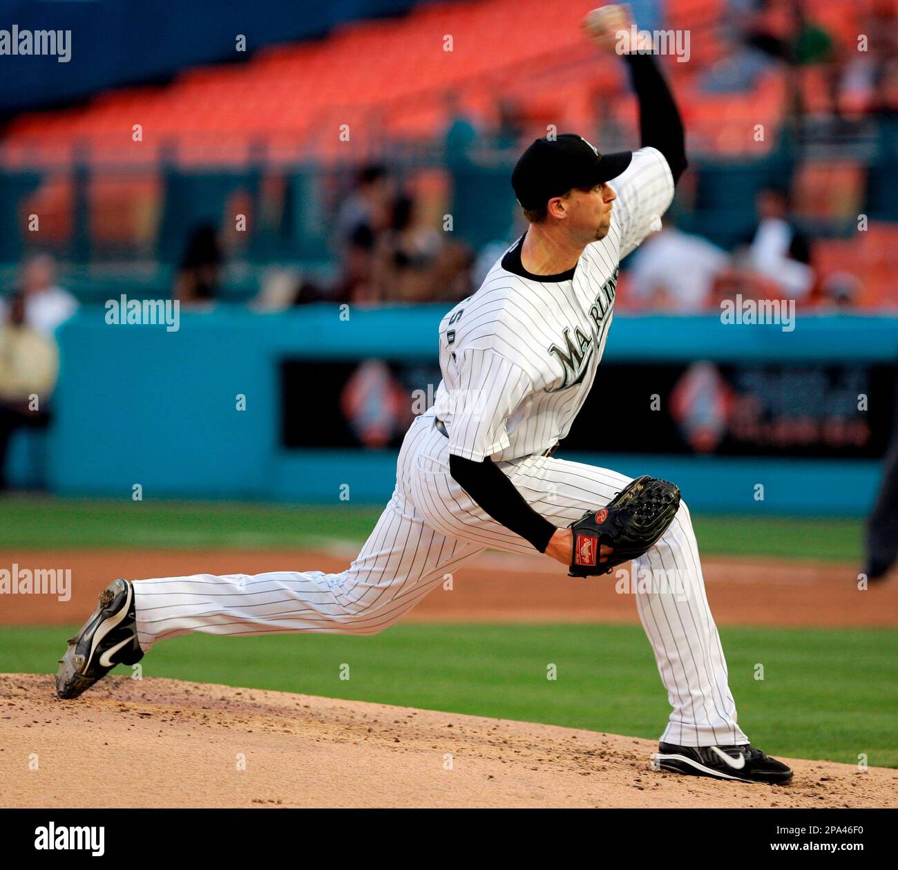 Florida Marlins' Mark Hendrickson pitches against the Arizona ...
