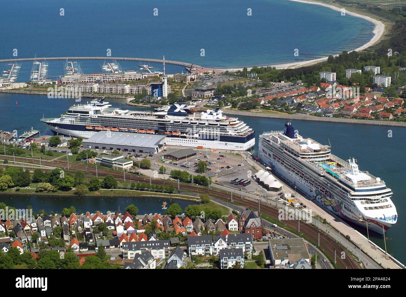 Mit der 294 Meter langen "Celebrity Constellation" der Reederei ...