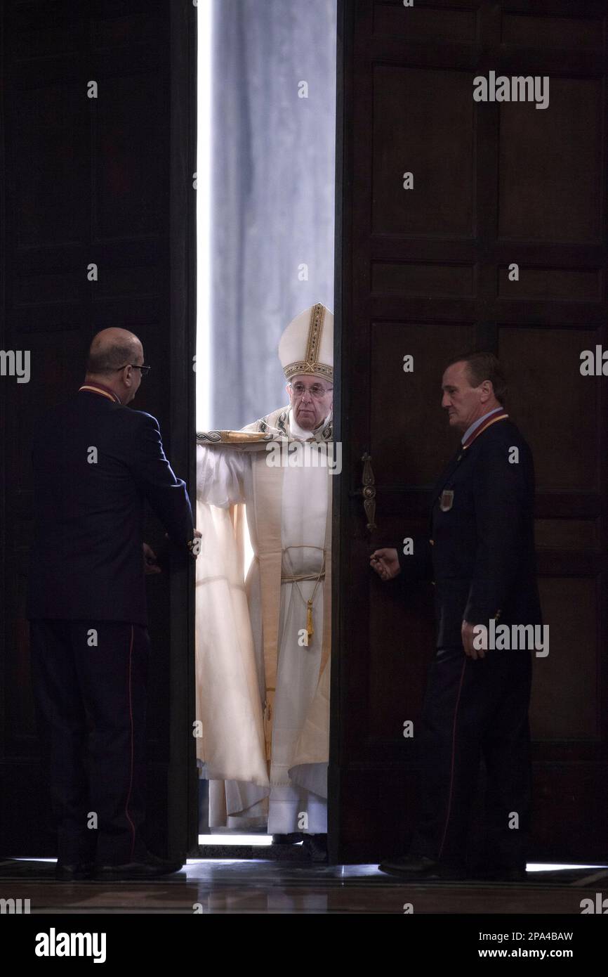 Door at st peters basilica hi-res stock photography and images - Alamy