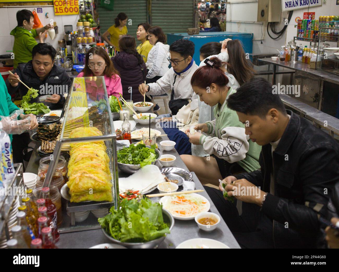 Vietnam, Da Nang, Con Market, foodcourt, people, eating Stock Photo - Alamy