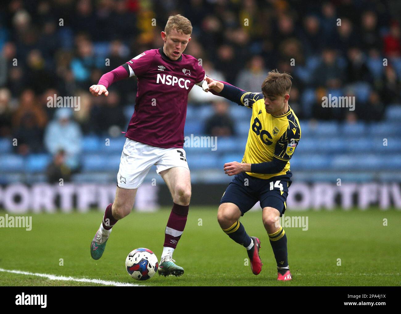 Derby County's Jake Rooney (left) and Oxford United's Lewis Bate battle ...